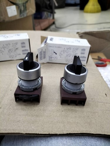 BRAND:GE SWITCH SELECTOR 3POS TYPE:P9MSMZON, 3POSITION ราคา 3,500 บาท