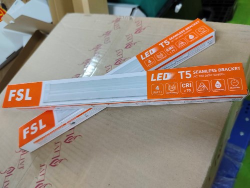 FSL LED T5 SEAMLESS BRACKET 180-265VAC 4W 6500K ราคา 150 บาท