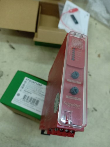 SCHNEIDER SAFETY RELAY MODEL: XPSUAF13AP 24VAC ราคา 8,800 บาท