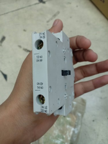 AEG AUX CONTACT BLOCK MODEL: HS 8K.11 E-NR 910-304-560-00 ราคา 3,648 บาท