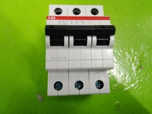 ABB BREAKER SH203 C32 3P ราคา 800 บาท