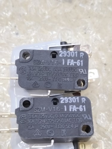 MICRO SWITCH MODEL: SZM-V16-1FA-61 0.6A 125VDC 0.3A 250VDC ราคา 1,000 บาท