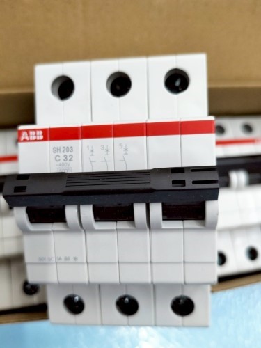 ABB MODEL: SH203-C32 ราคา 880.00 บาท