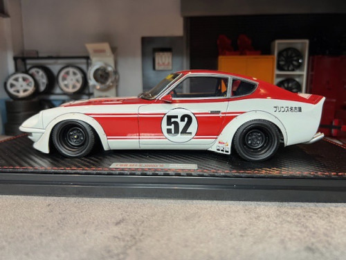 IG1295 1:18 LB Works Fairlady Z(S30)White With Mr.Kato [Width 10 Length 24 Height 7 cms]