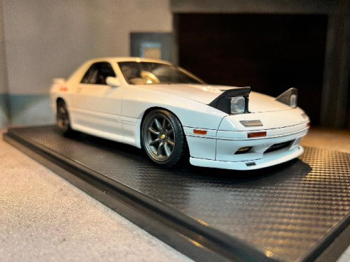 IG2870 1:18 INITIAL D Mazda Savanna RX-7 Infini(FC3S)Whi [Width 10 Length 25 Height 7 cms]