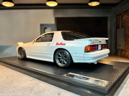 IG2870 1:18 INITIAL D Mazda Savanna RX-7 Infini(FC3S)Whi [Width 10 Length 25 Height 7 cms]