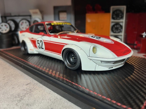 IG1295 1:18 LB Works Fairlady Z(S30)White With Mr.Kato [Width 10 Length 24 Height 7 cms]