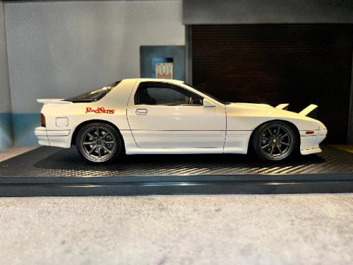 IG2870 1:18 INITIAL D Mazda Savanna RX-7 Infini(FC3S)Whi [Width 10 Length 25 Height 7 cms]